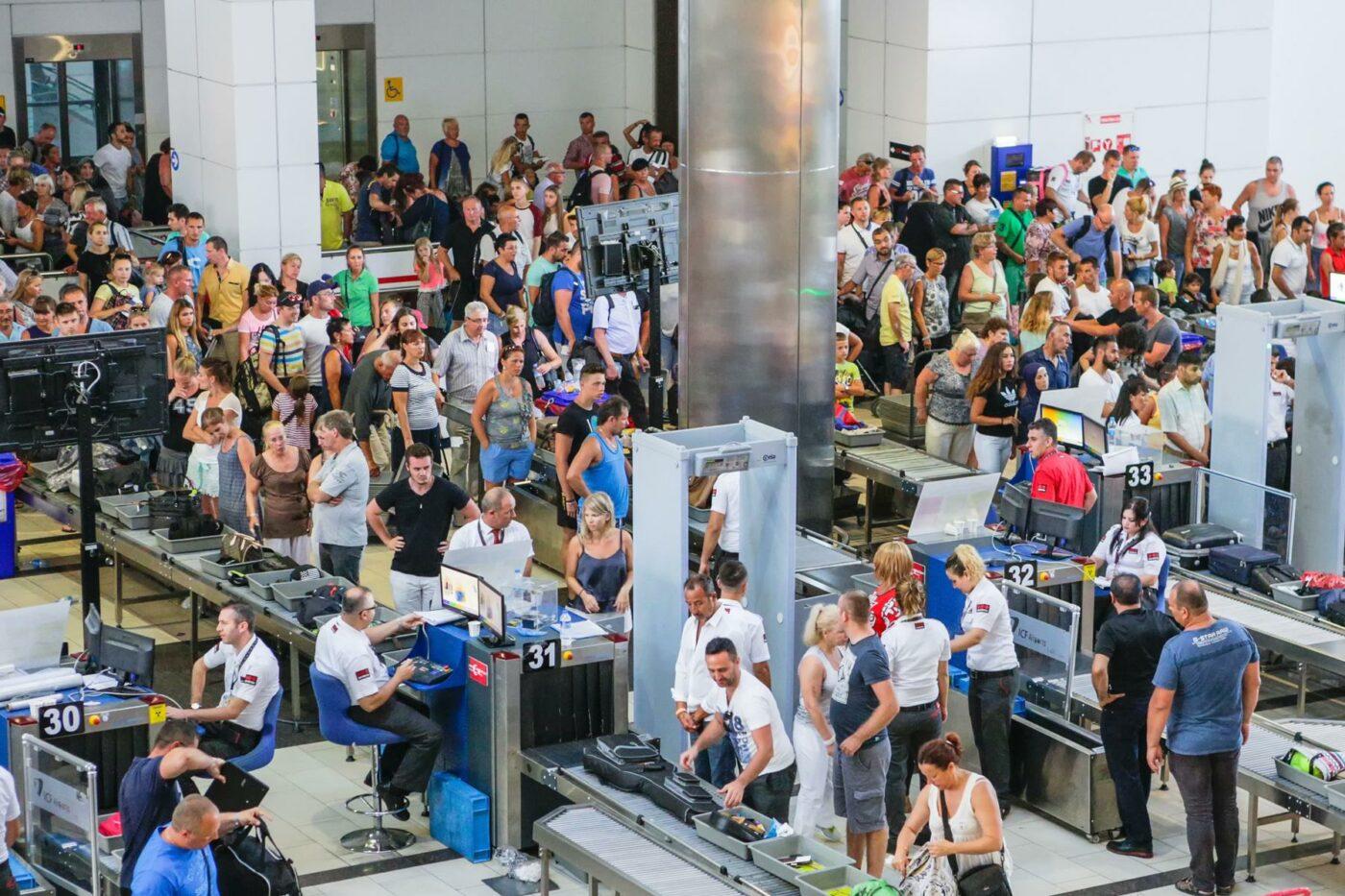 Fast Ways To Get Through The Airport and How to Skip Airport Lines