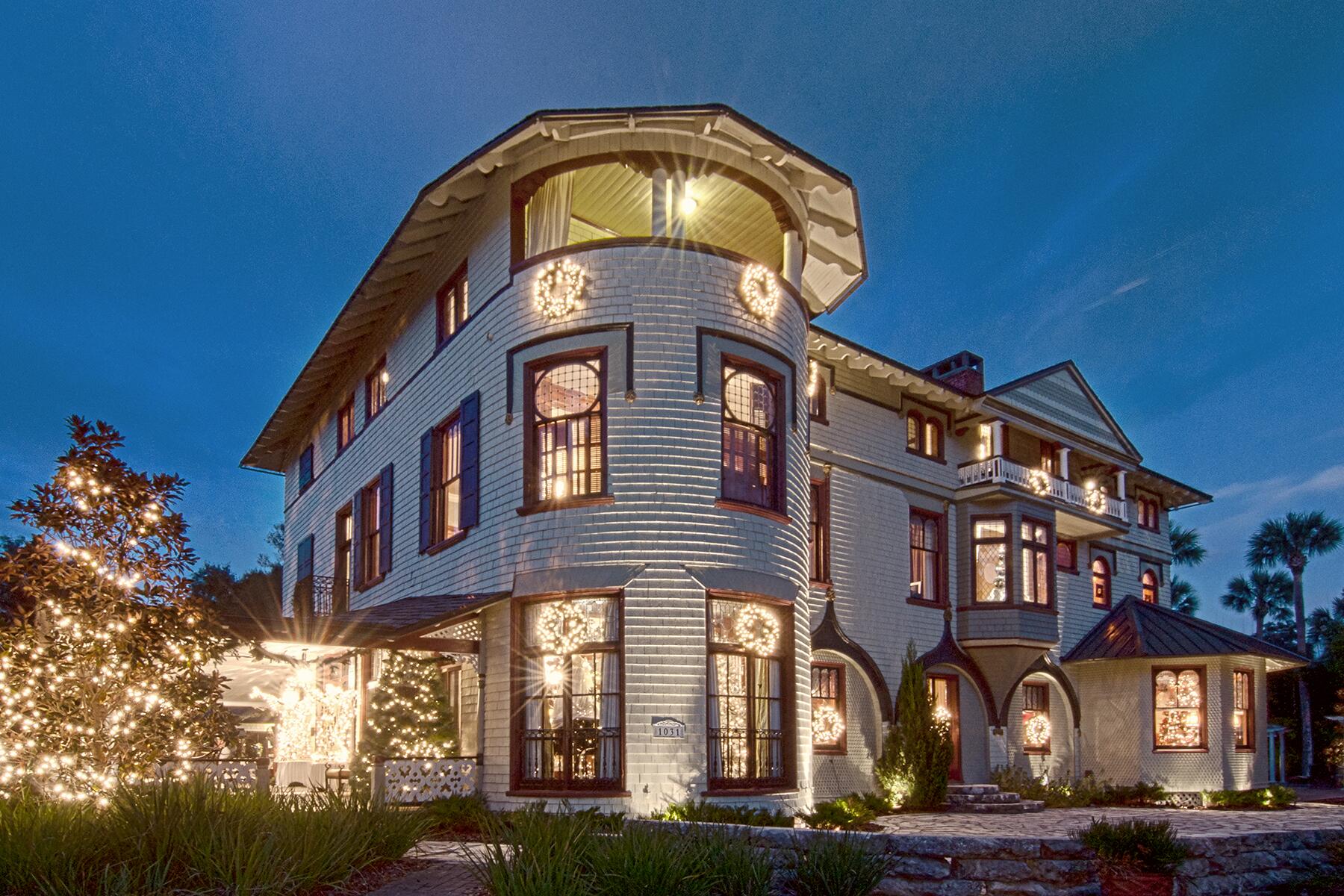 How Historic Southern Homes Decorate for the Holidays