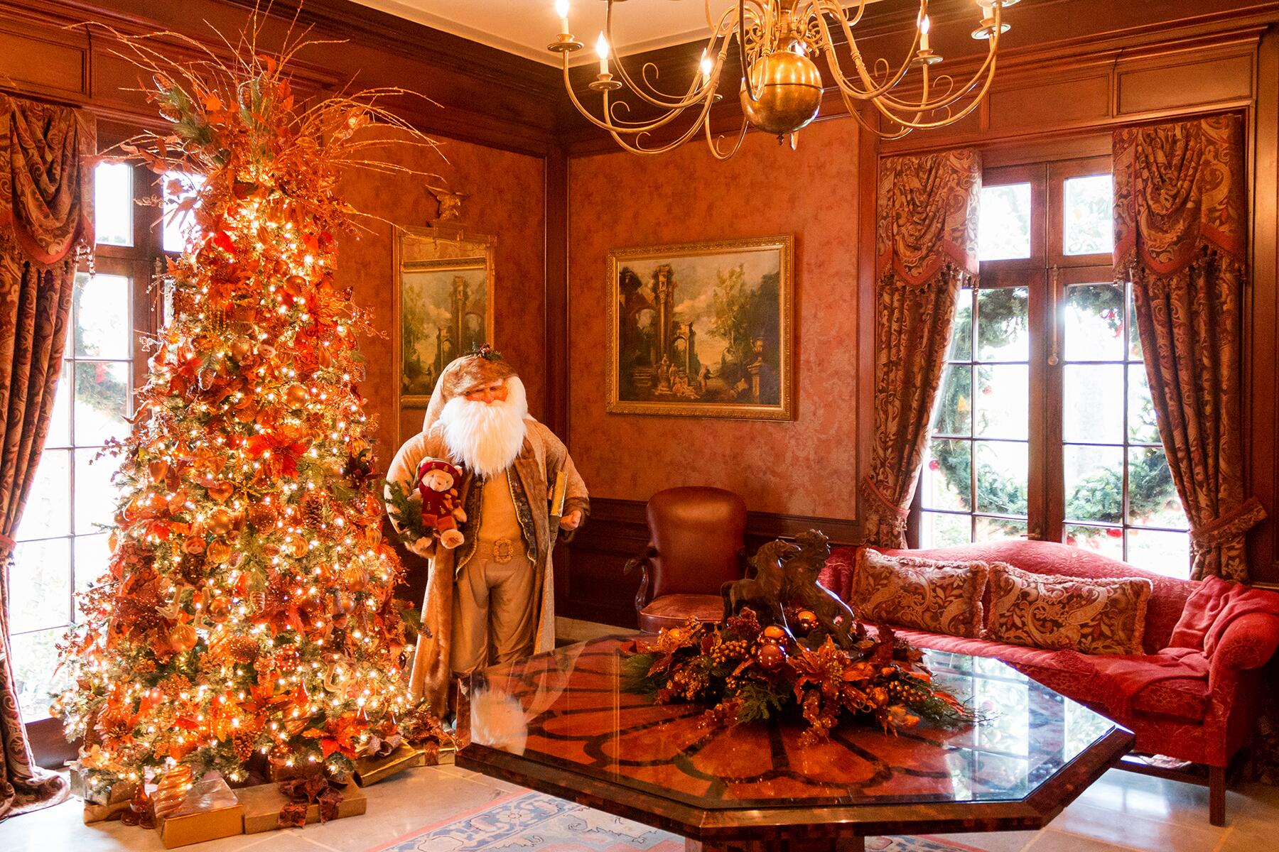 How Historic Southern Homes Decorate for the Holidays