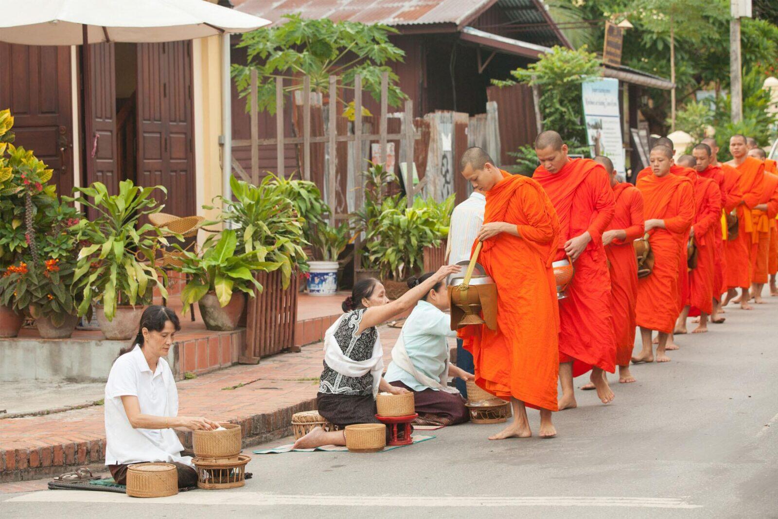 Dos and Don'ts of Almsgiving During a Buddhist Tak Bat Ceremony in ...