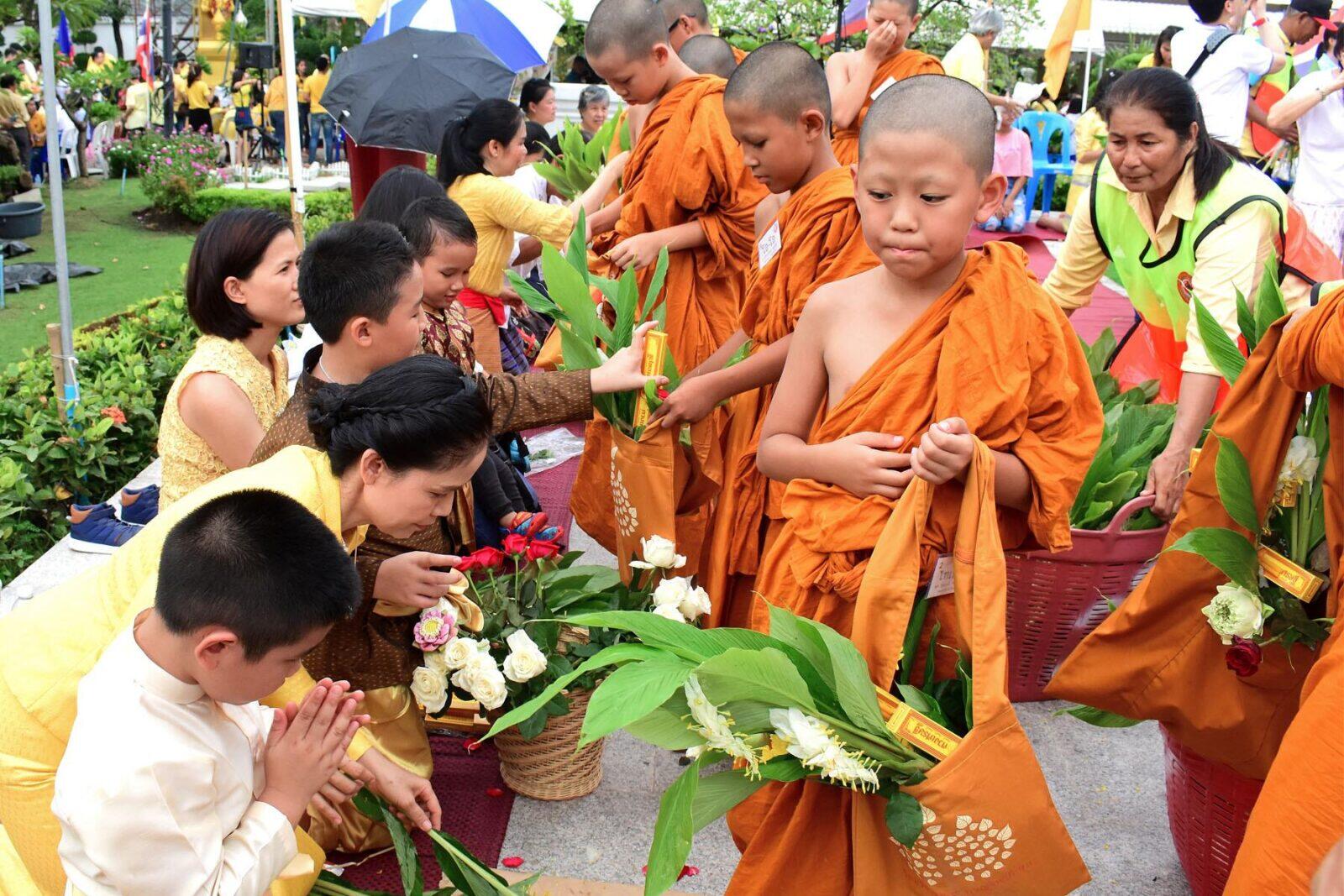Dos and Don'ts of Almsgiving During a Buddhist Tak Bat Ceremony in ...