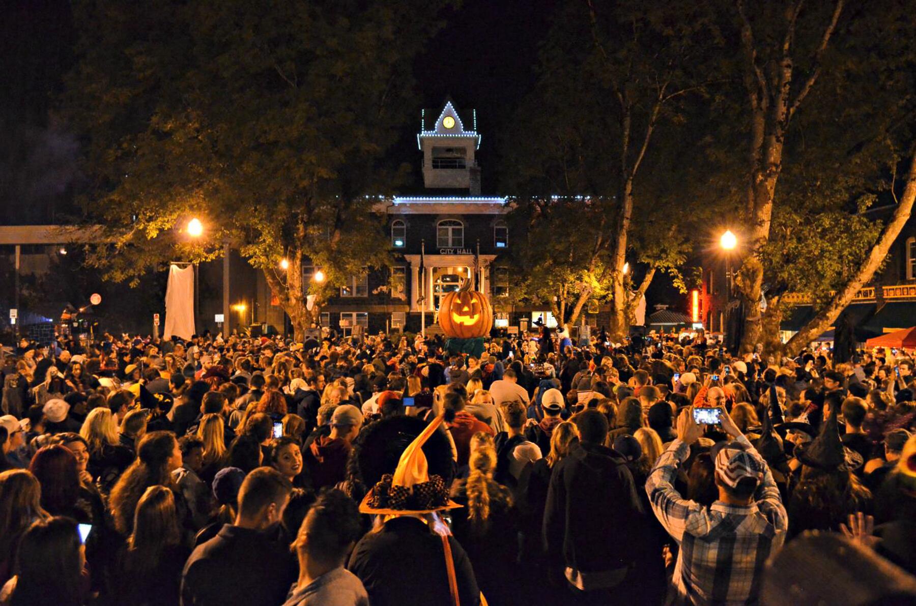 Small Towns in the U.S. That Go All-Out for Halloween