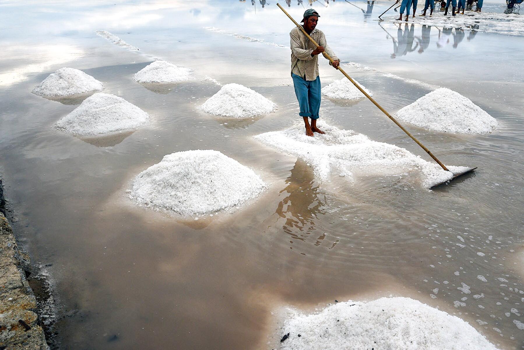How Vietnam Salt Farmers Are Weathering the Climate Crisis and the Pandemic