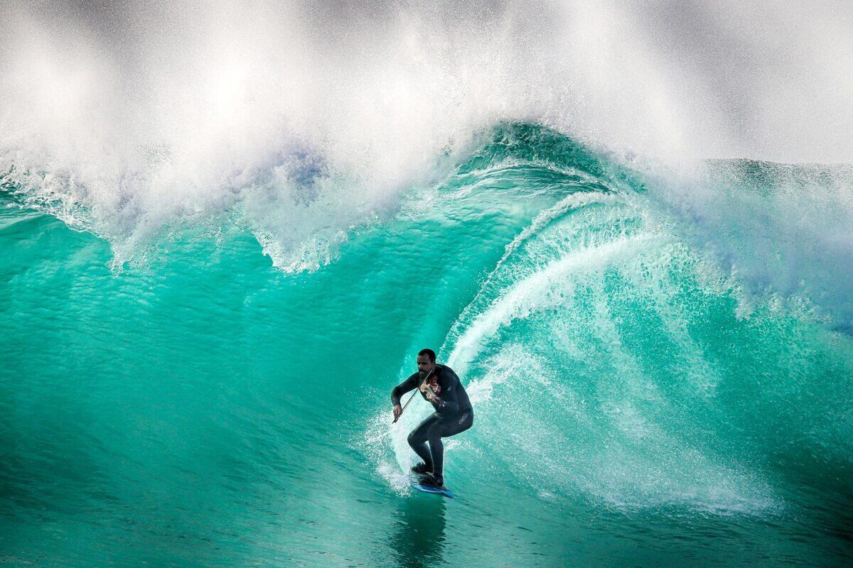 Portugal Man Who Can Play Violin While Surfing