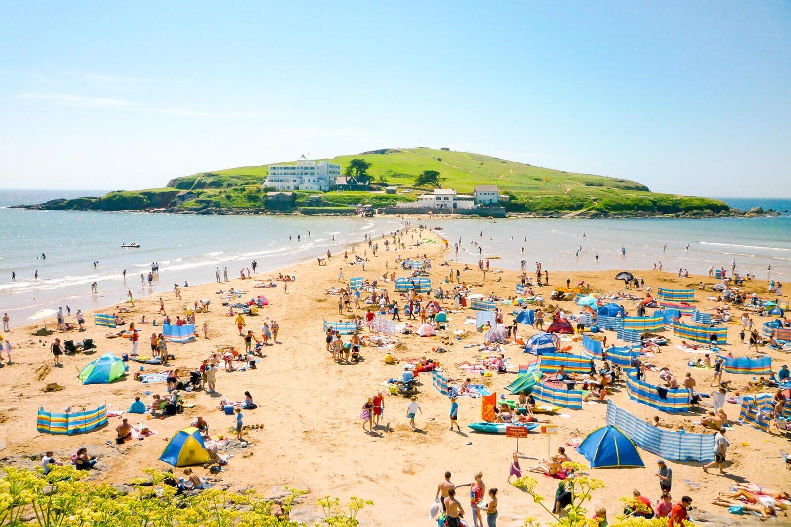 15 Islands Around the World That You Can Walk to When the Tide Is Low