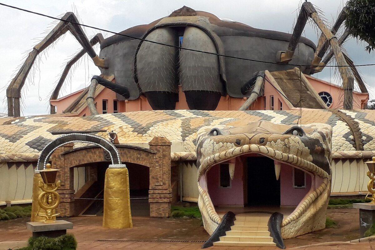 This Building Shaped Like a Spider and Snakes Is Cameroon's Foumban ...