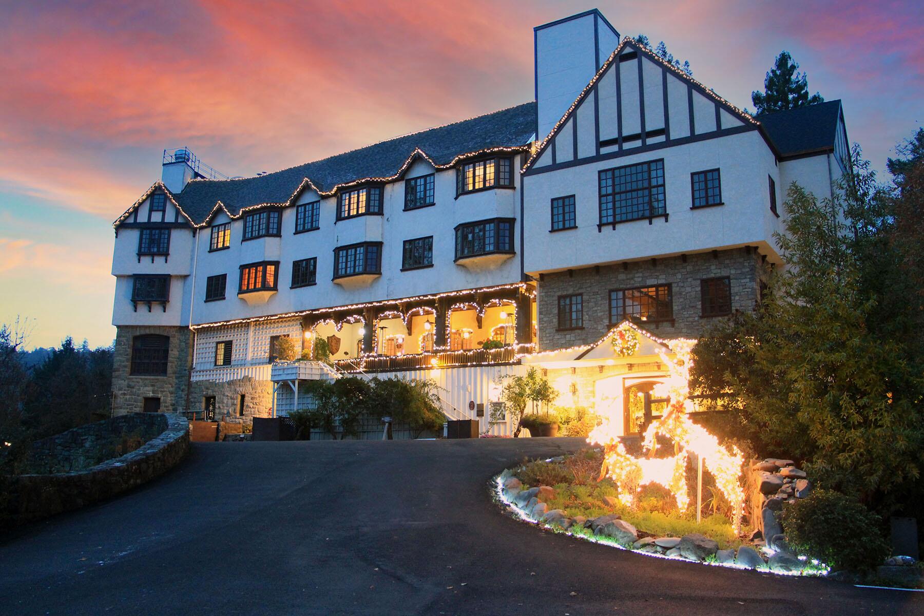 The Best Hotels in America for Christmas Decorations