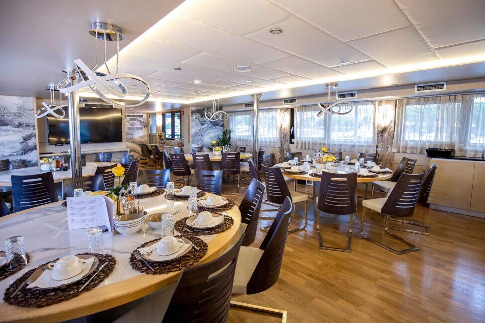 What It's Like to Sail Luxury Super Yacht Freedom by Goolets Through ...