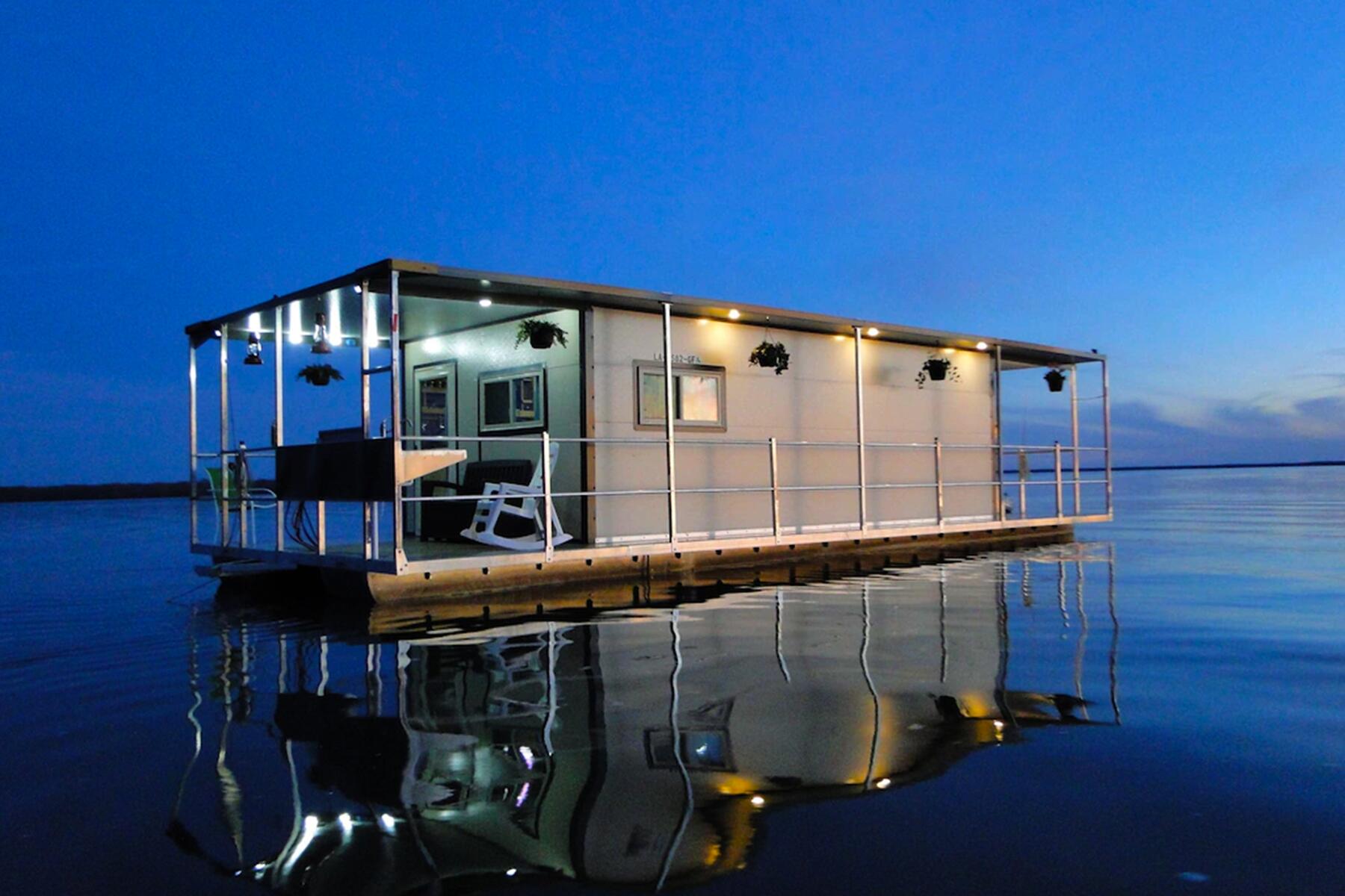 Best Houseboats and Floating Homes to Rent