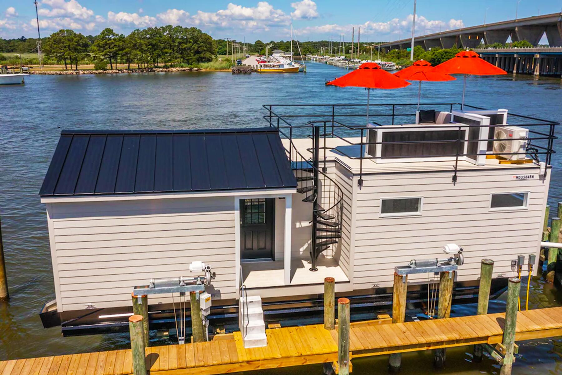 Best Houseboats and Floating Homes to Rent