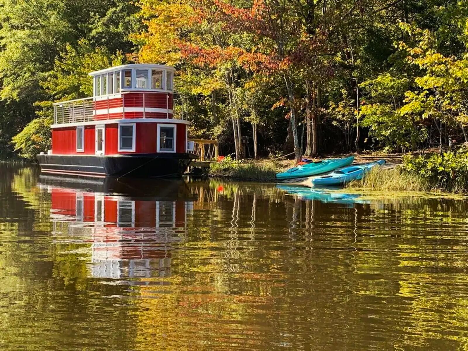 Best Houseboats and Floating Homes to Rent