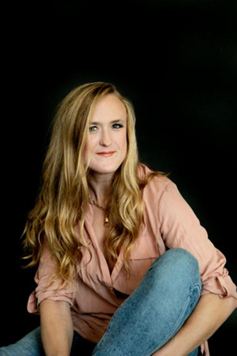 Interview: Claudia Lux on Her Debut Novel 'Sign Here'