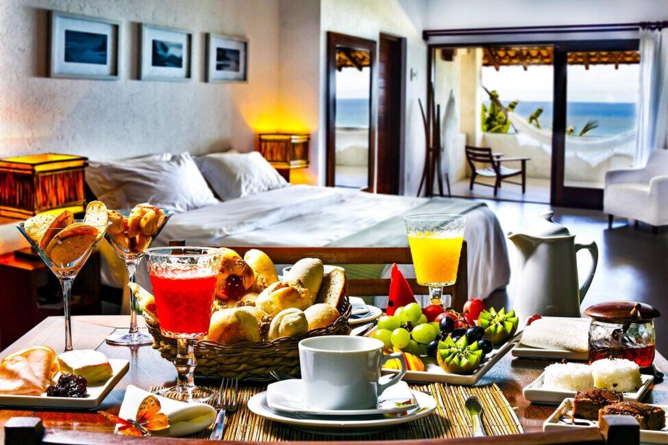 Here's What to Order and What to Avoid When Ordering Room Service