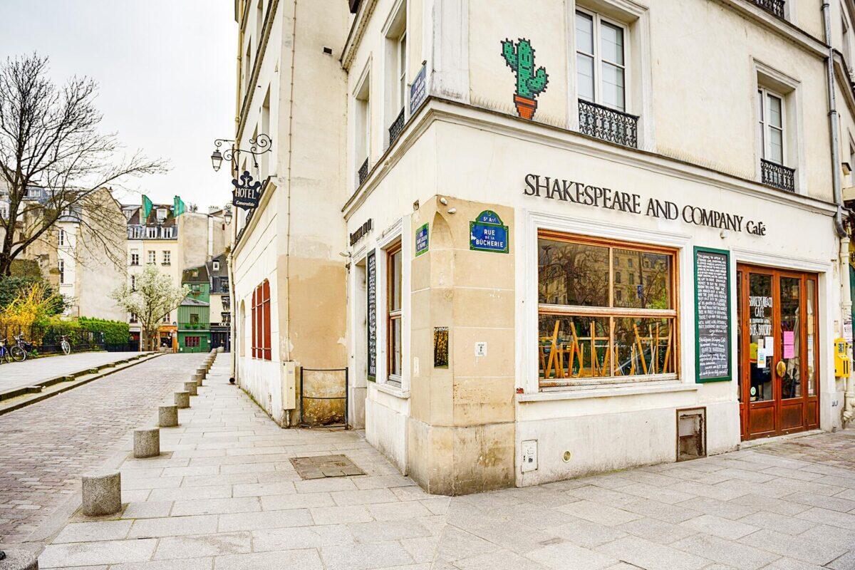 A Guide to Ernest Hemingway's Favorite Parisian Bars, Restaurants, and More