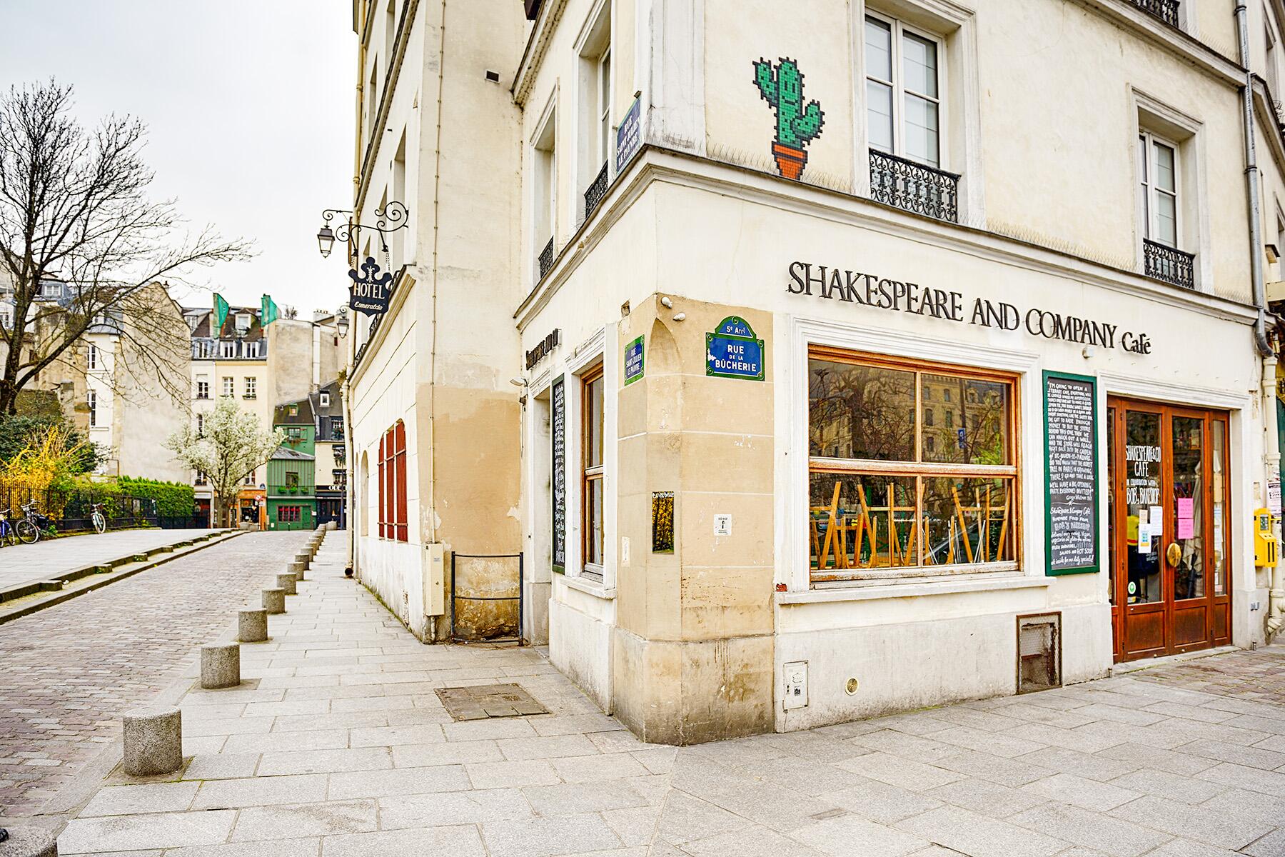 A Guide to Ernest Hemingway's Favorite Parisian Bars, Restaurants, and More