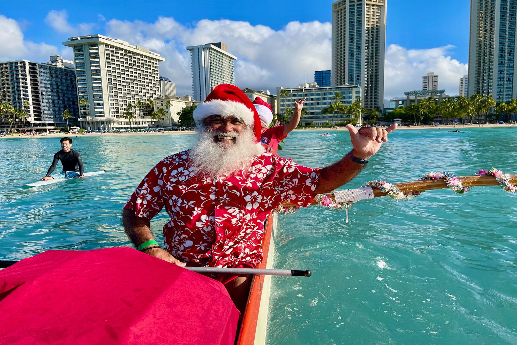 Watch Santa Arrive by Boat at These Destinations