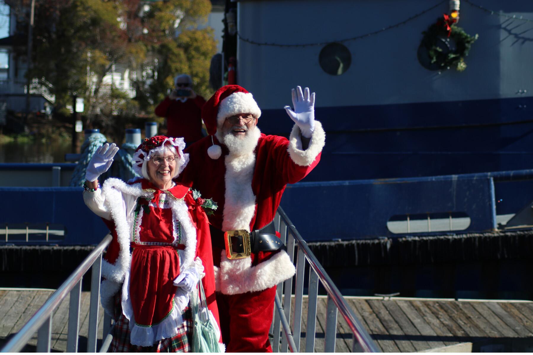 Watch Santa Arrive by Boat at These Destinations