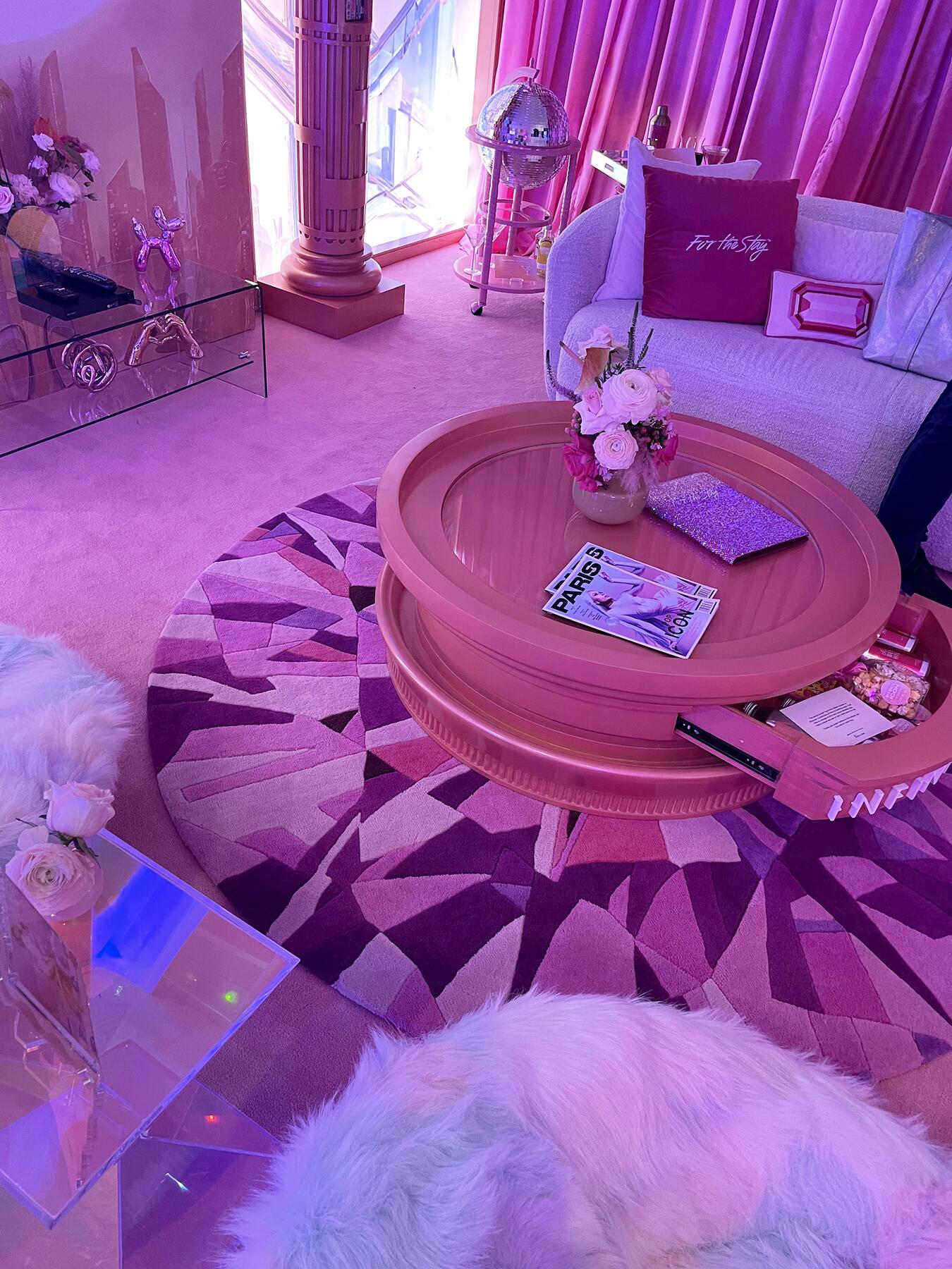 The Beverly Hilton's Paris Hilton-Themed Hotel Suite Is Completely Over ...