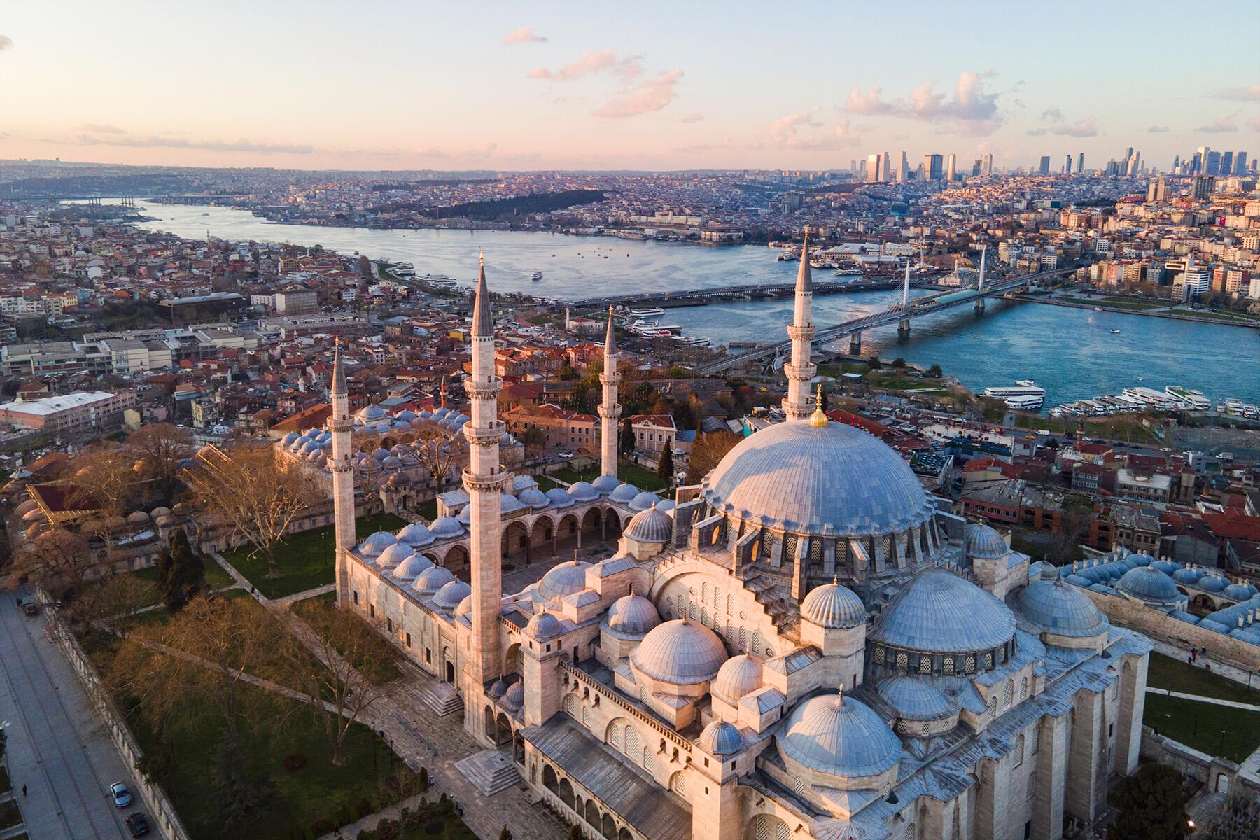 What to Know Before Visiting Istanbul's Mosques — From What to Wear to ...